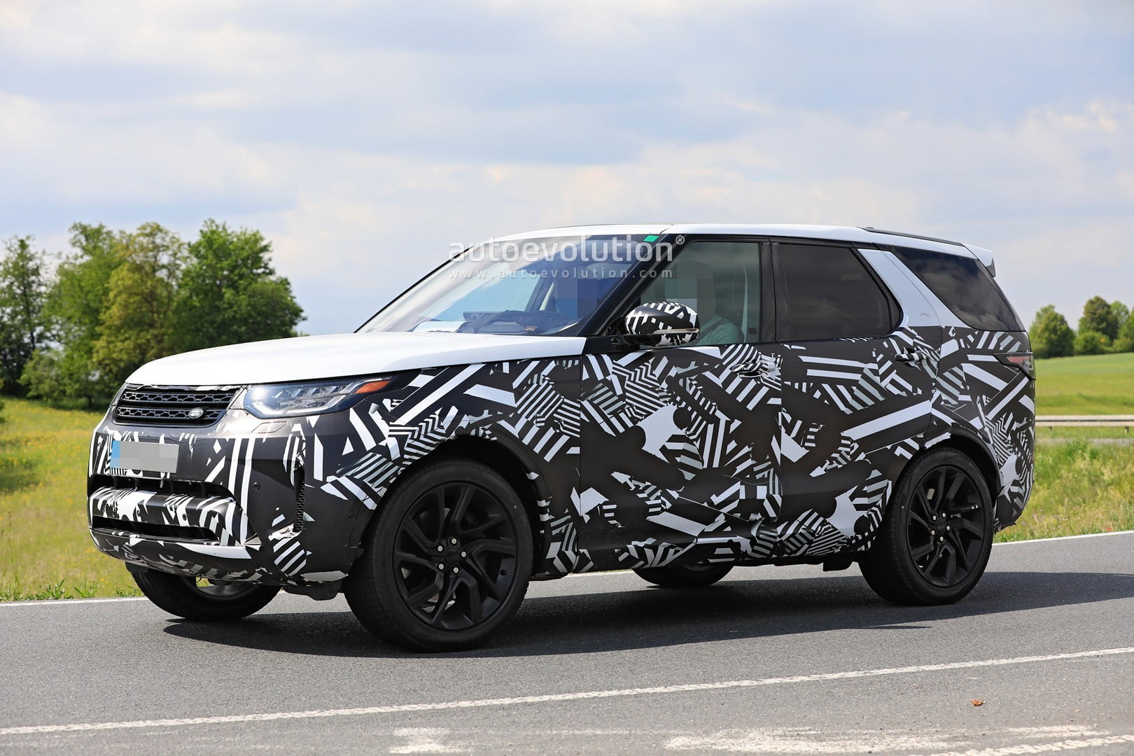 2021 Land Rover Discovery Facelift Spied In Europe 2021 Land Rover Discovery Facelift Spied In Europe
