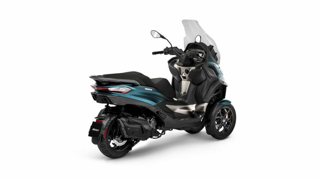 Three Wheeled Piaggio MP3 Scooter Revealed! 44 PS and ADAS Features!