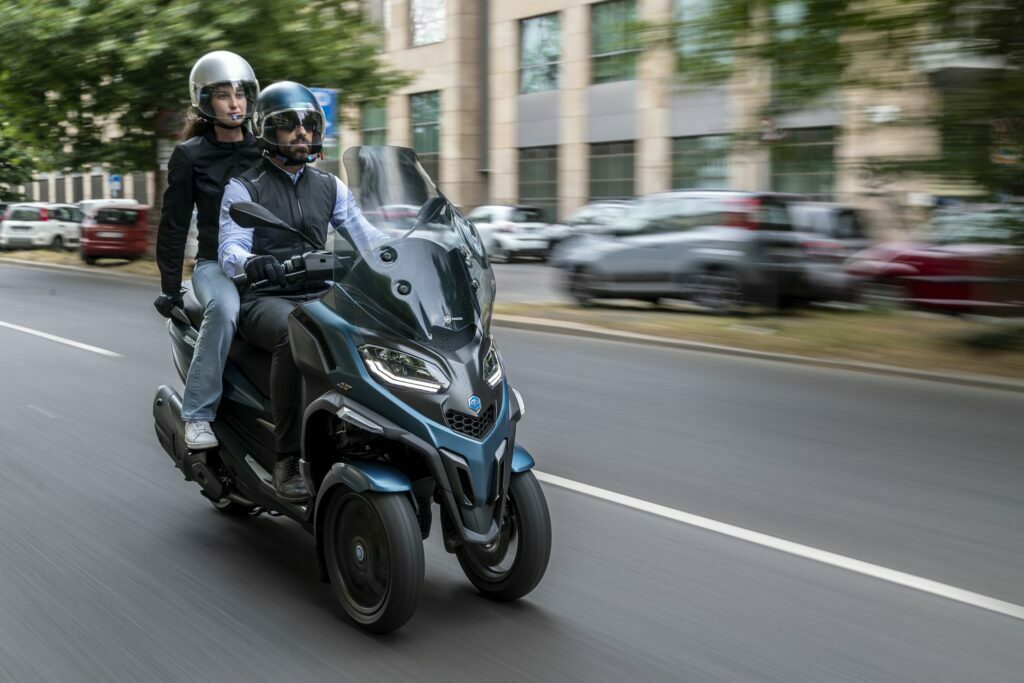 Three Wheeled Piaggio MP3 Scooter Revealed! 44 PS and ADAS Features!
